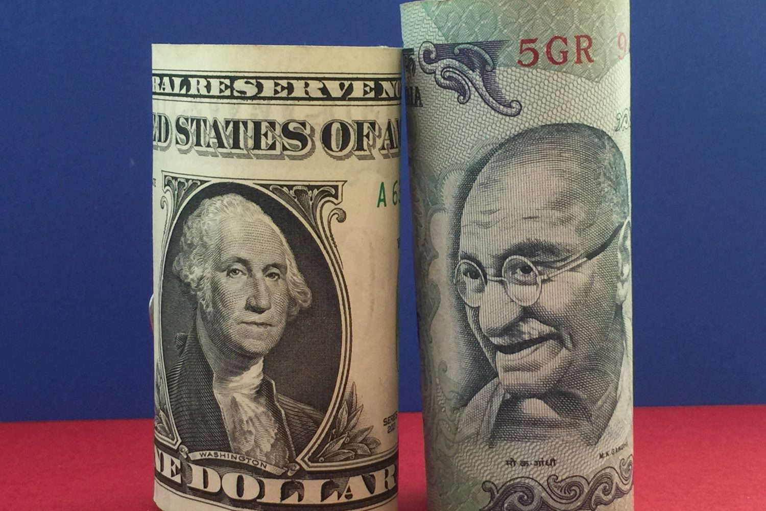 Dollar Vs Rupee: रुपया 8 पैसे की बढ़त के साथ 83.29 प्रति डॉलर पर