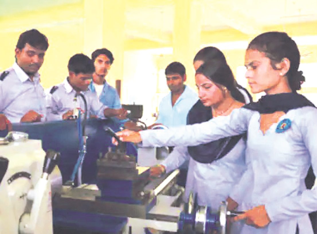 ITI ग्रेजुएट को नहीं मिल रही नौकरी, सिलेबस और उद्योगों की जरूरत का आपस ...