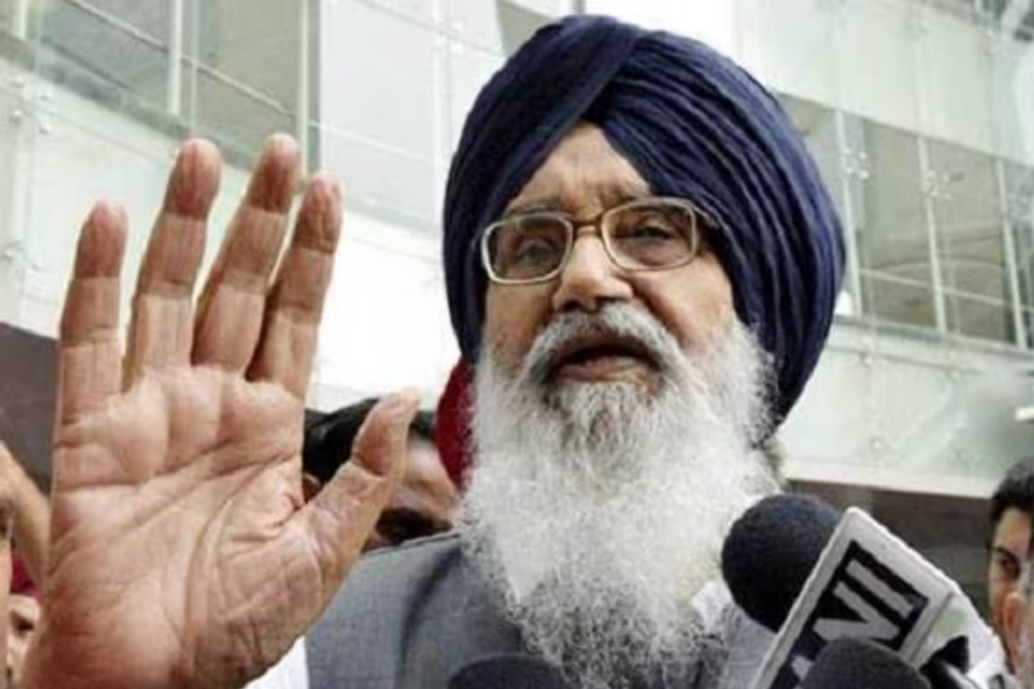 पंजाब के पूर्व सीएम प्रकाश सिंह बादल अस्पताल में भर्ती