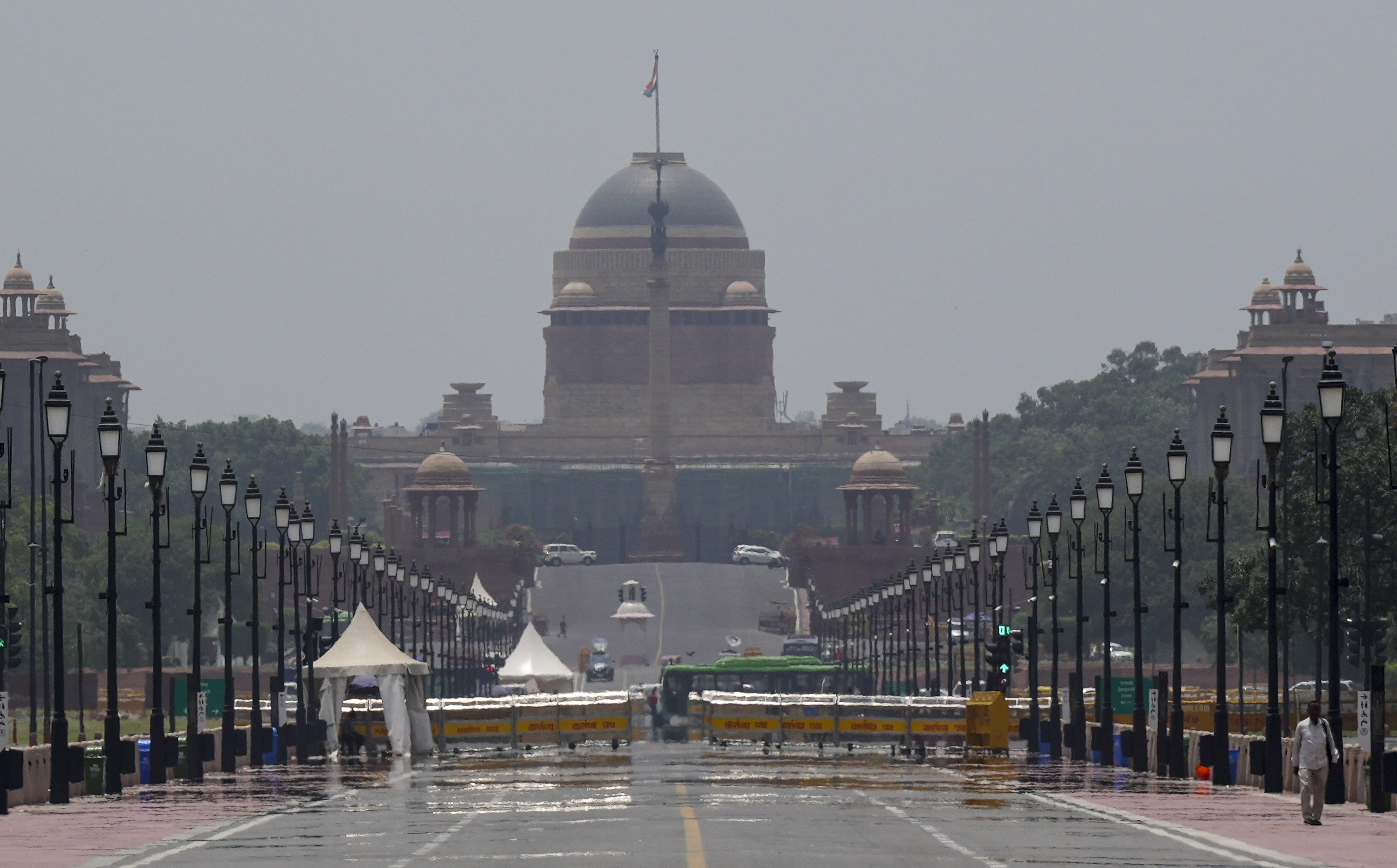 Delhi Weather Today: दिल्ली में गरज के साथ हो सकती है हल्की बारिश
