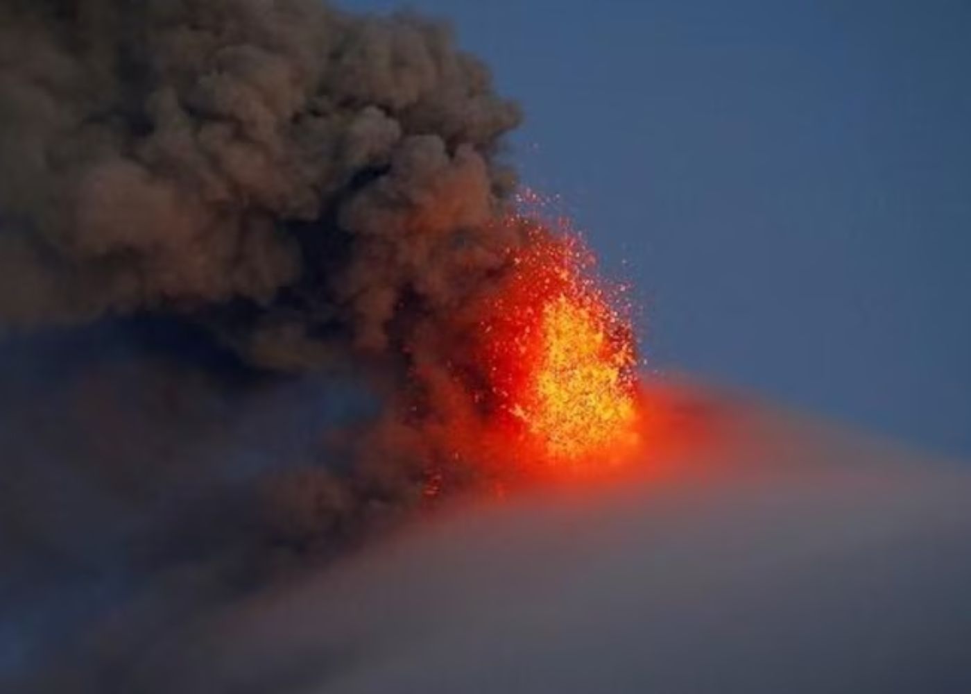 Gold Eruption: हर दिन 5 लाख रुपये का सोना उगल रहा है यह ज्वालामुखी ...