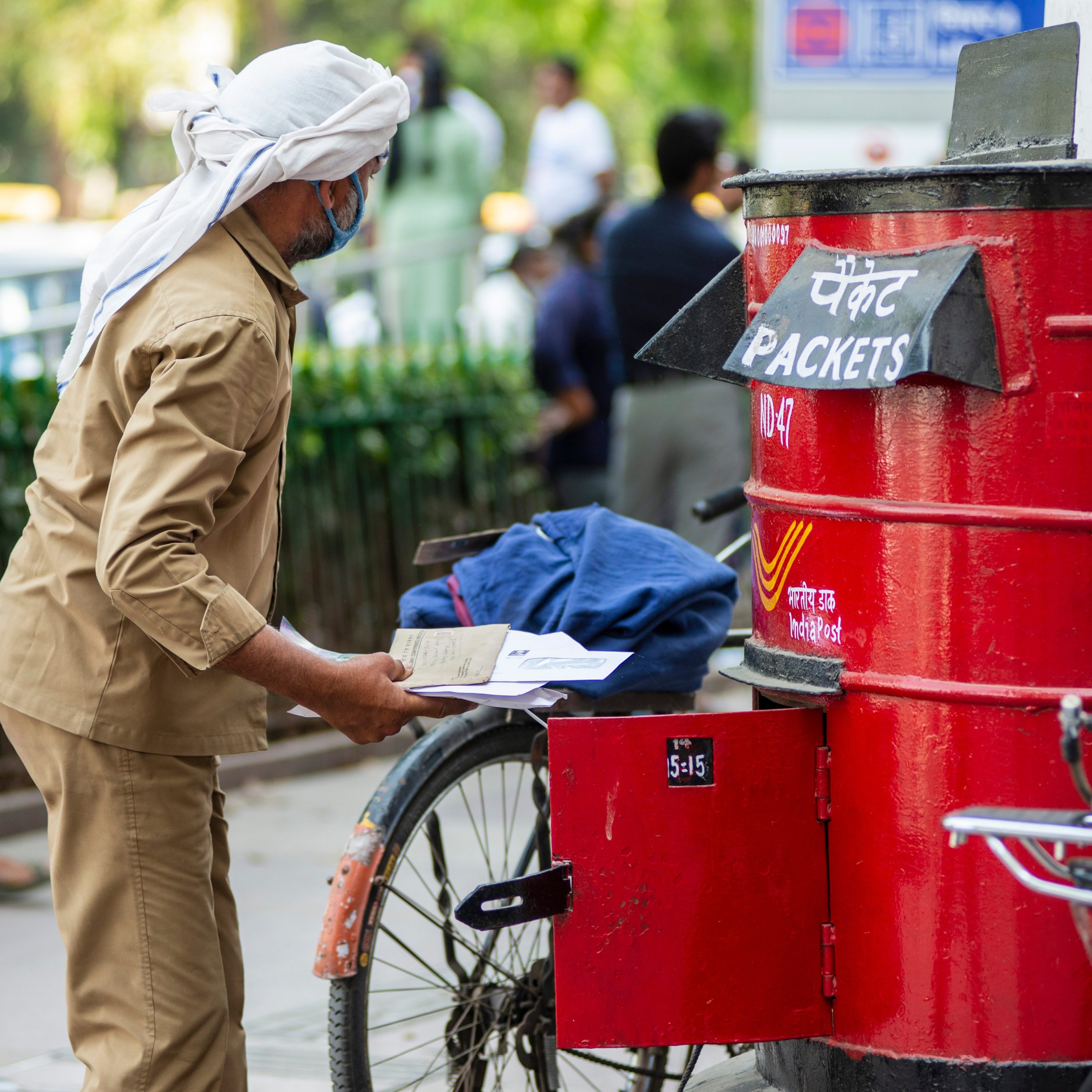 E-Mail के जमाने में भी दौड़ रहा डाकिया, आज भी लाखों पार्सल पहुंचा रहा ...