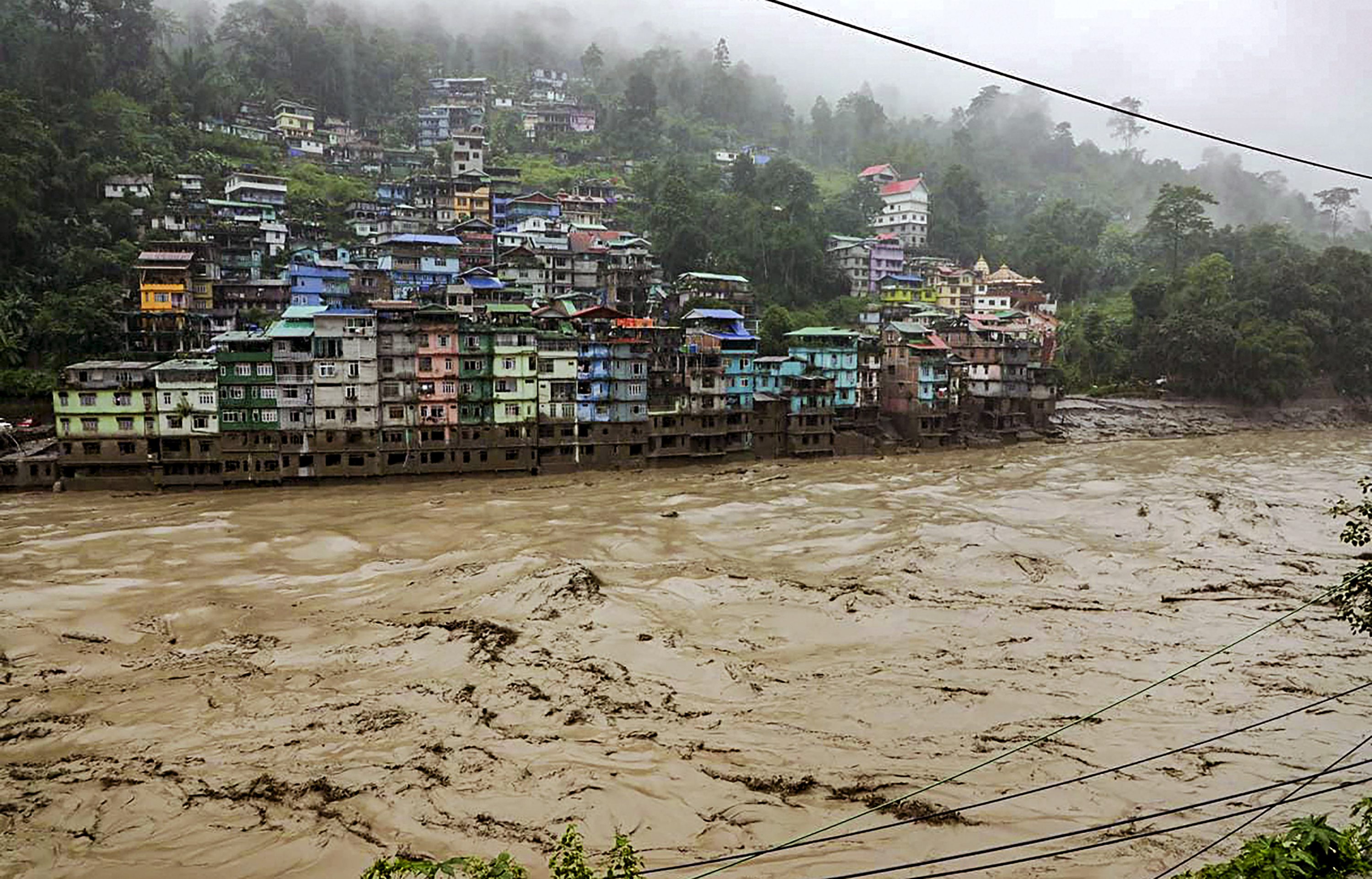 Sikkim Flash Flood: सिक्किम में अचानक आई बाढ़ से 14 लोगों की मौत, 102 ...
