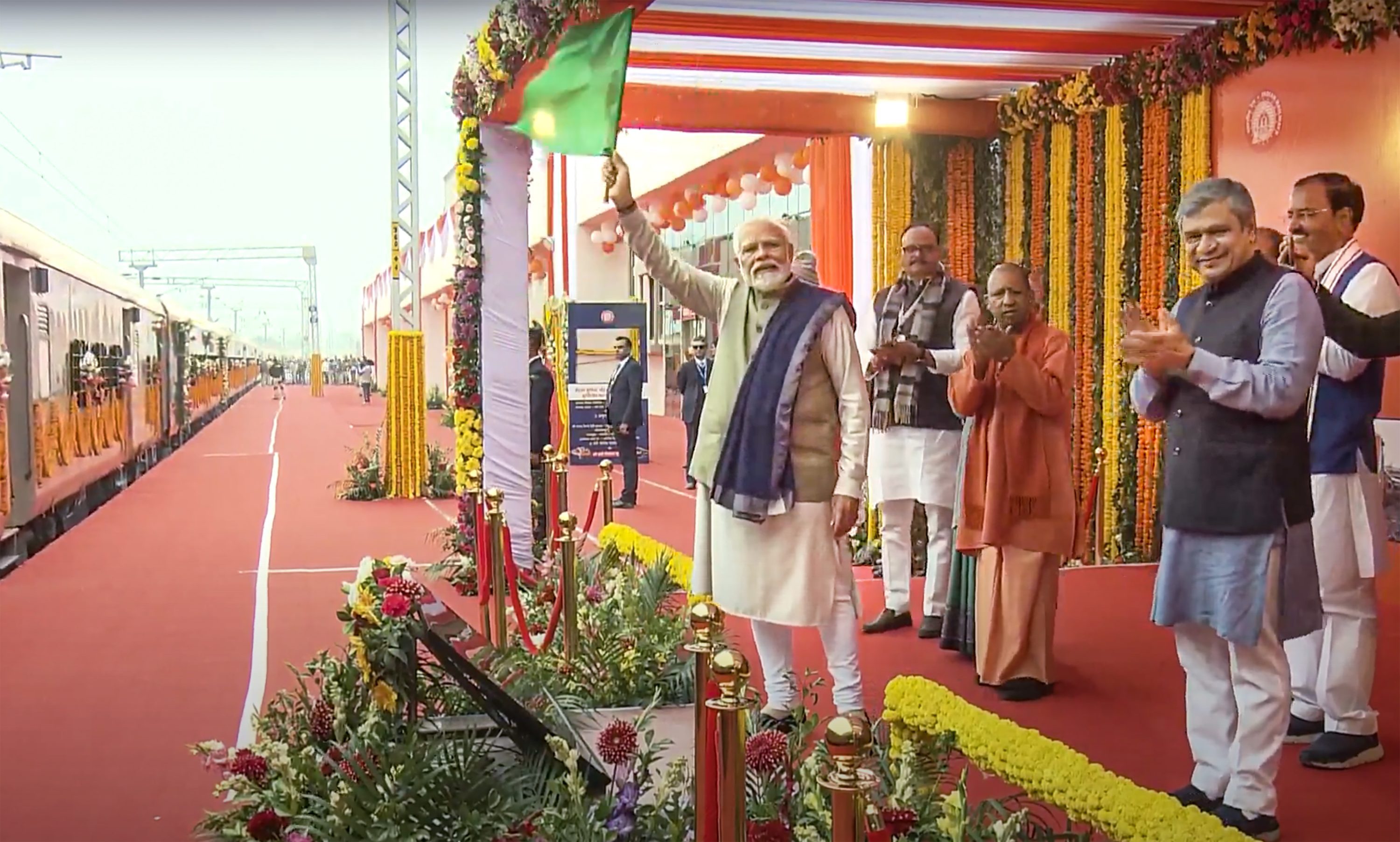 PM Modi Ayodhya Visit: अयोध्या धाम रेलवे स्टेशन का हुआ उद्घाटन, पीएम मोदी ने नई रेलगाड़ियों को ...